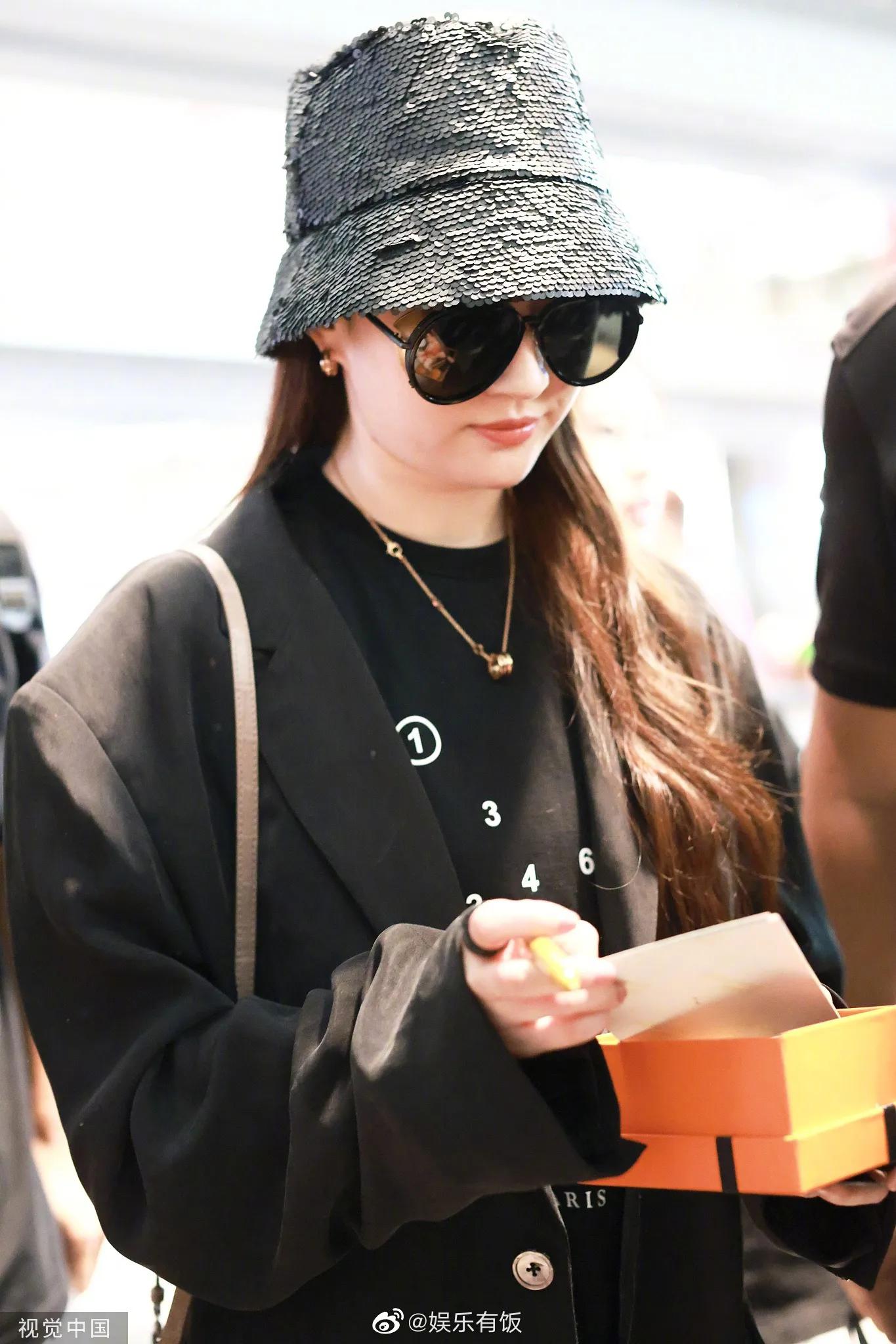Liu Yifei fisherman hat modeling airport Reuters - iNEWS