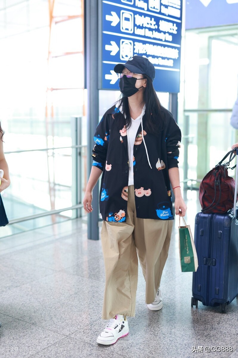 Linghua appeared at Beijing Airport - iNEWS