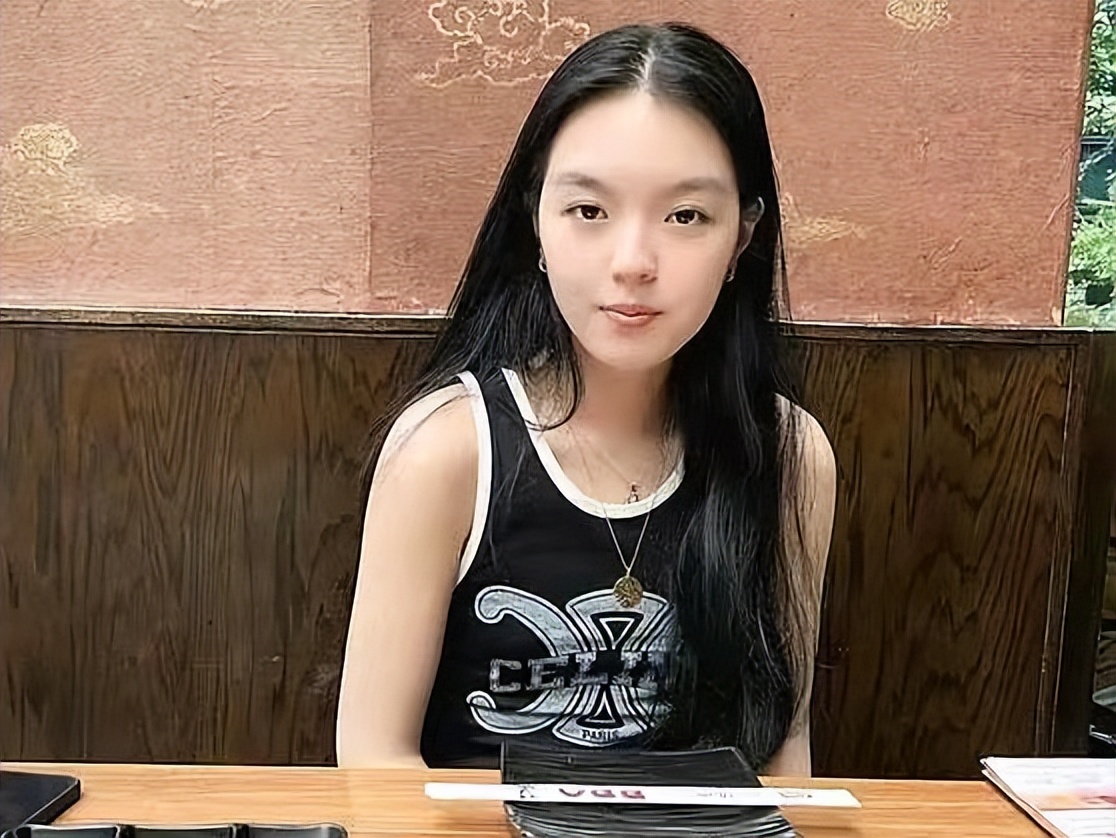 Li Yong's 21-year-old daughter officially announced her debut and is proficient in 5 languages ...