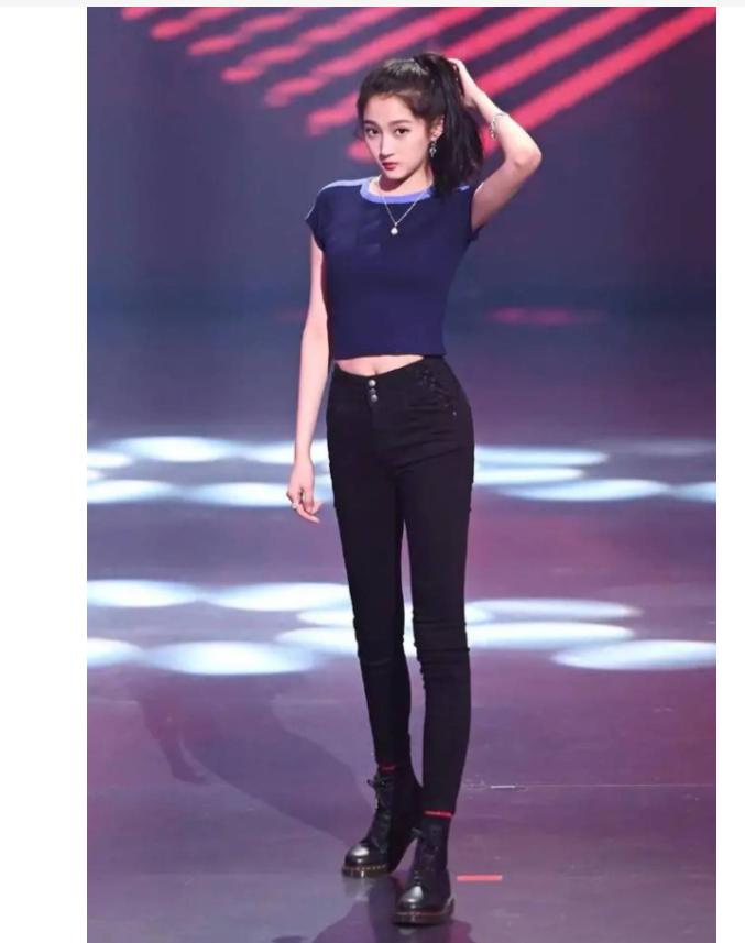 When 23-year-old Guan Xiaotong and 23-year-old Sun Qian stood together, I woke up like a dream ...