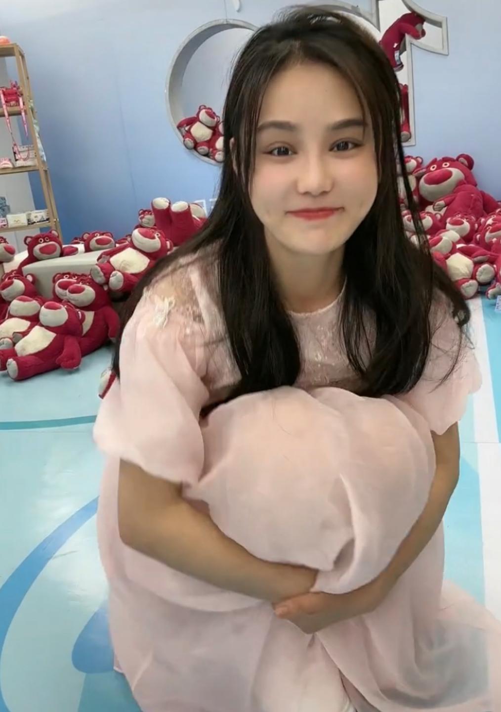 Tens of millions of fans Internet celebrity Fan Xiaohui's recent photos ...