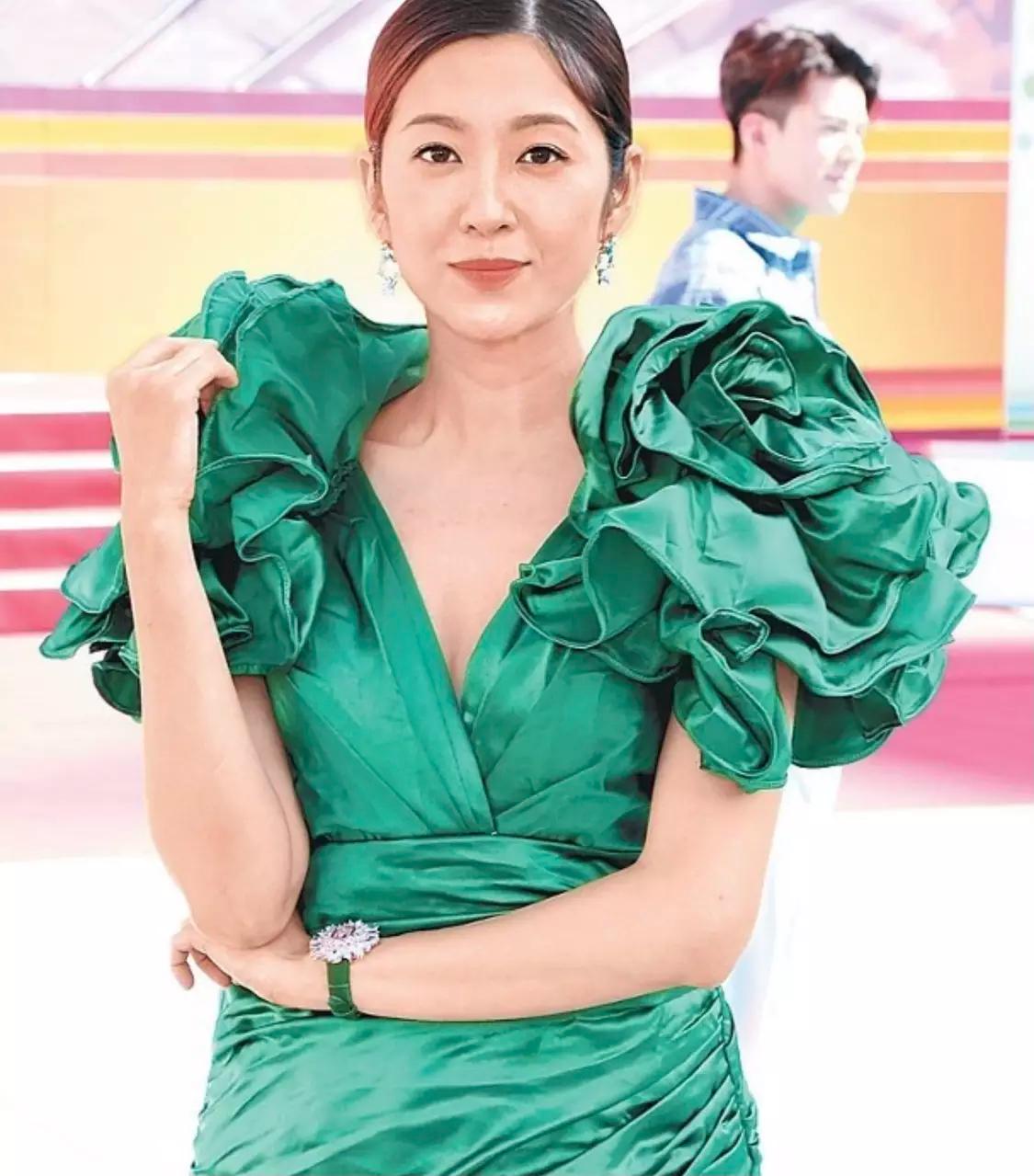 The group photo of the TVB tour shows his status, and the back Gu chest ...