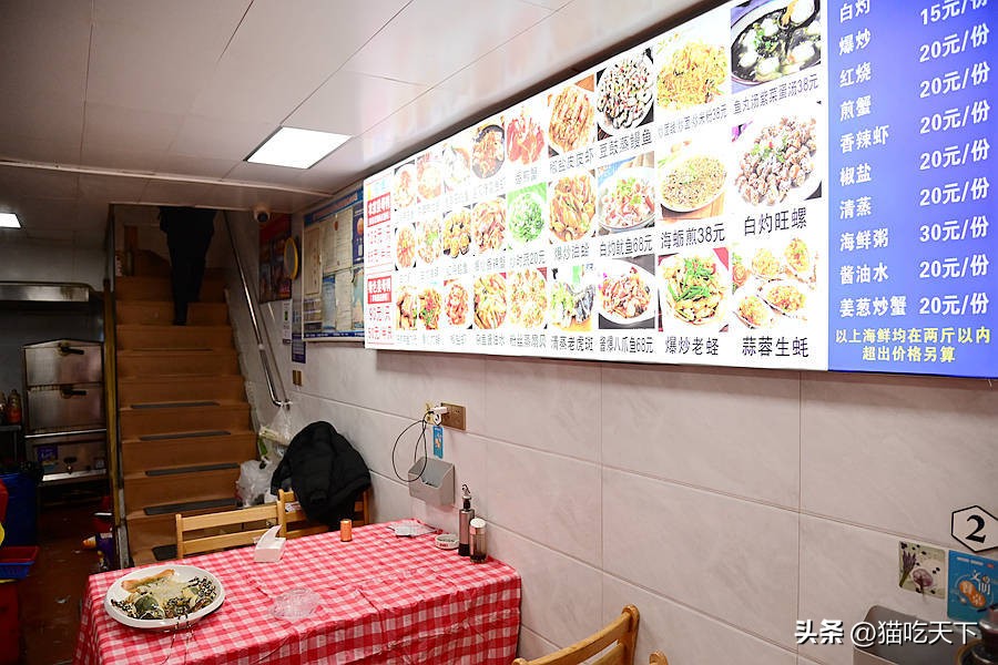 In this restaurant in Bashi, Xiamen, a dish of ginger duck is famous in ...