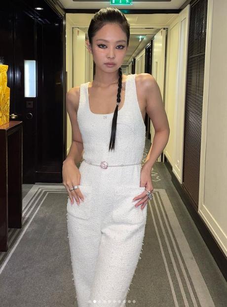Jennie put on Band-Aid eye makeup, which did not affect her beauty at ...