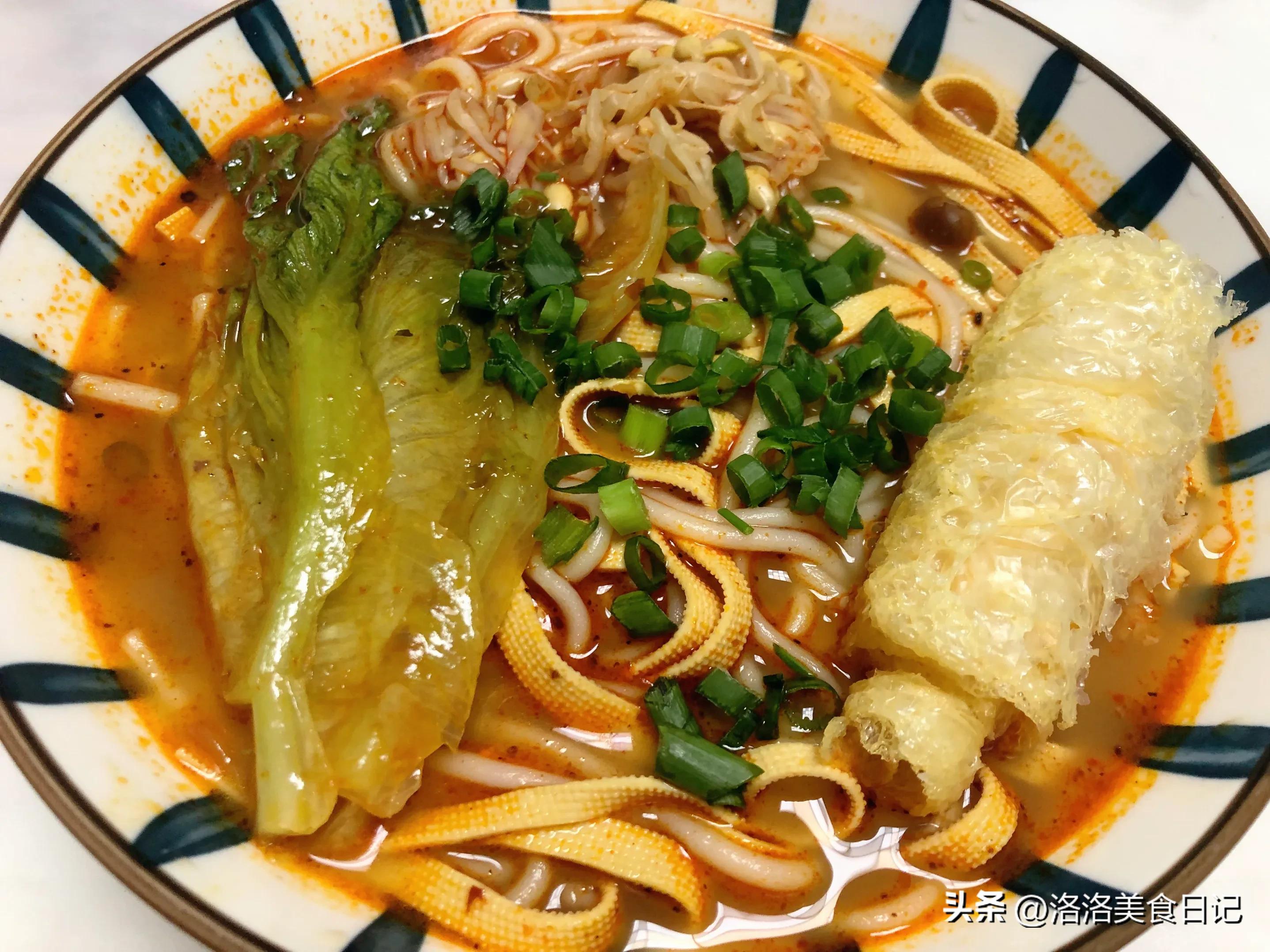 Xiaobei is hungry. Amway's fatty rice noodles are rich in soup, hot and ...