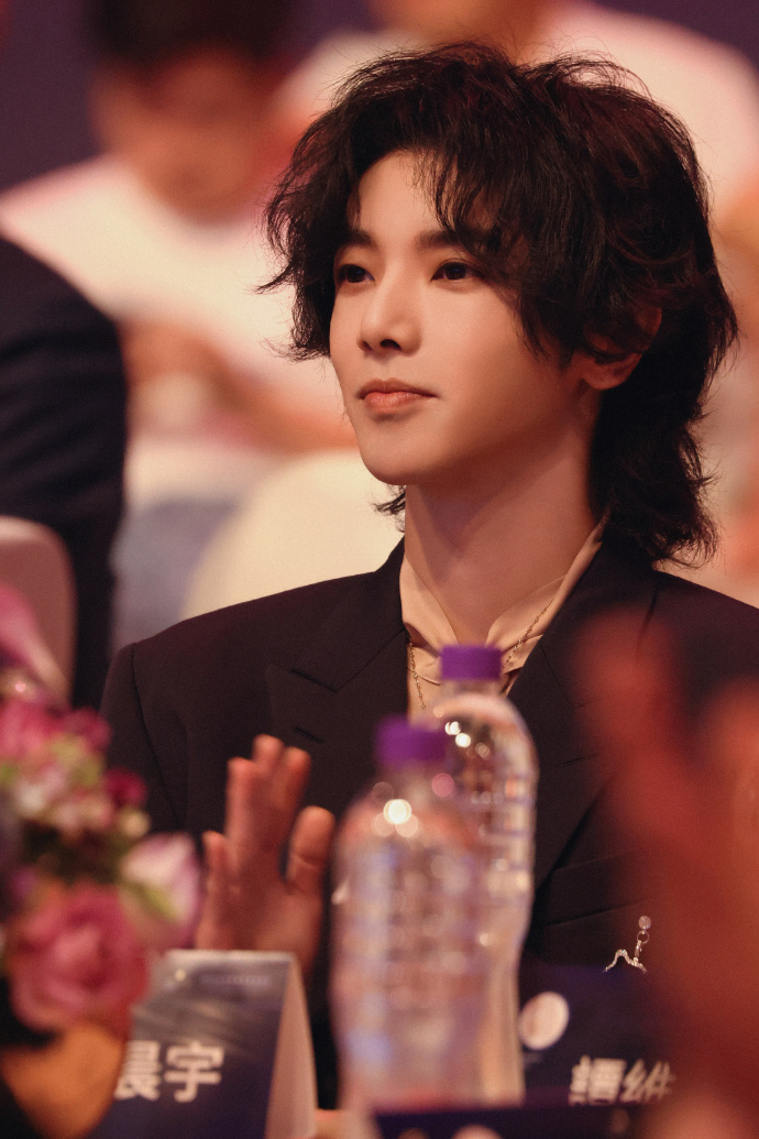 Hua Chenyu sang "The Earth" at the Gala in the Greater Bay Area, the ...