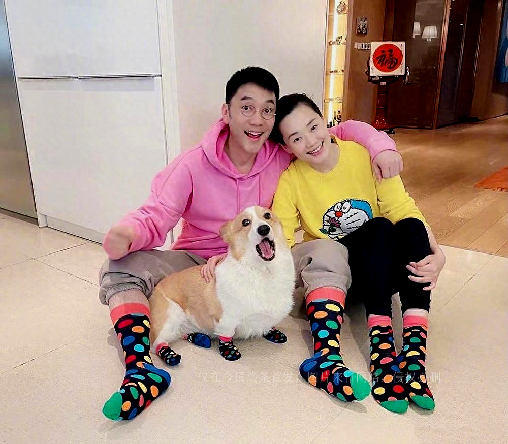 Lin Yilun posted a family photo. The four members of the family wore ...