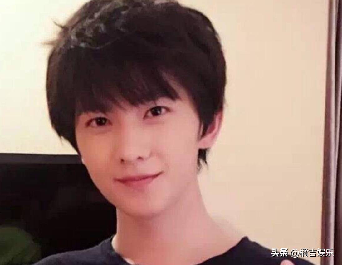 Yang Yang's latest photo status with passers-by!It's really a reverse ...