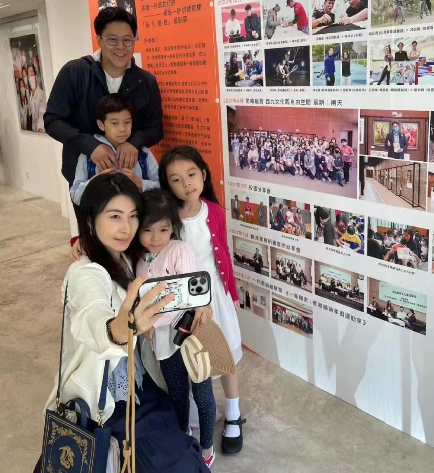 Guo Jingjing's family of five watched the exhibition, the three ...