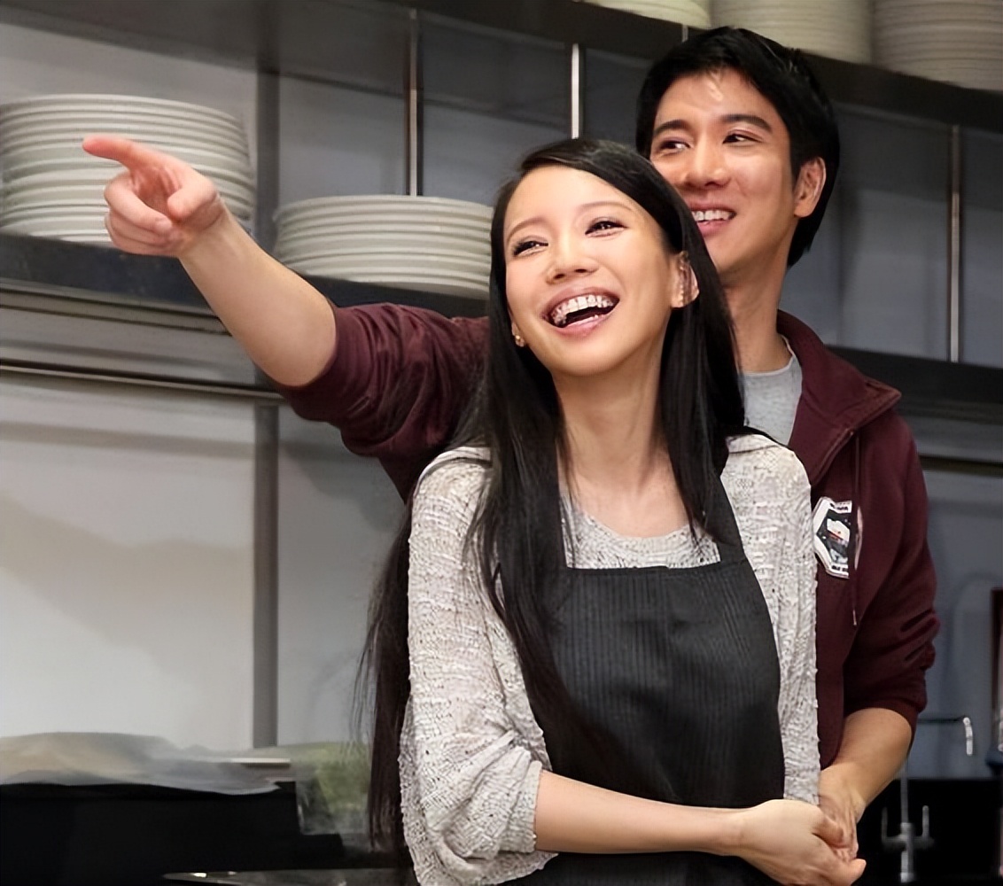 The girl of pure desire is skilled in posture, and the four-person ...