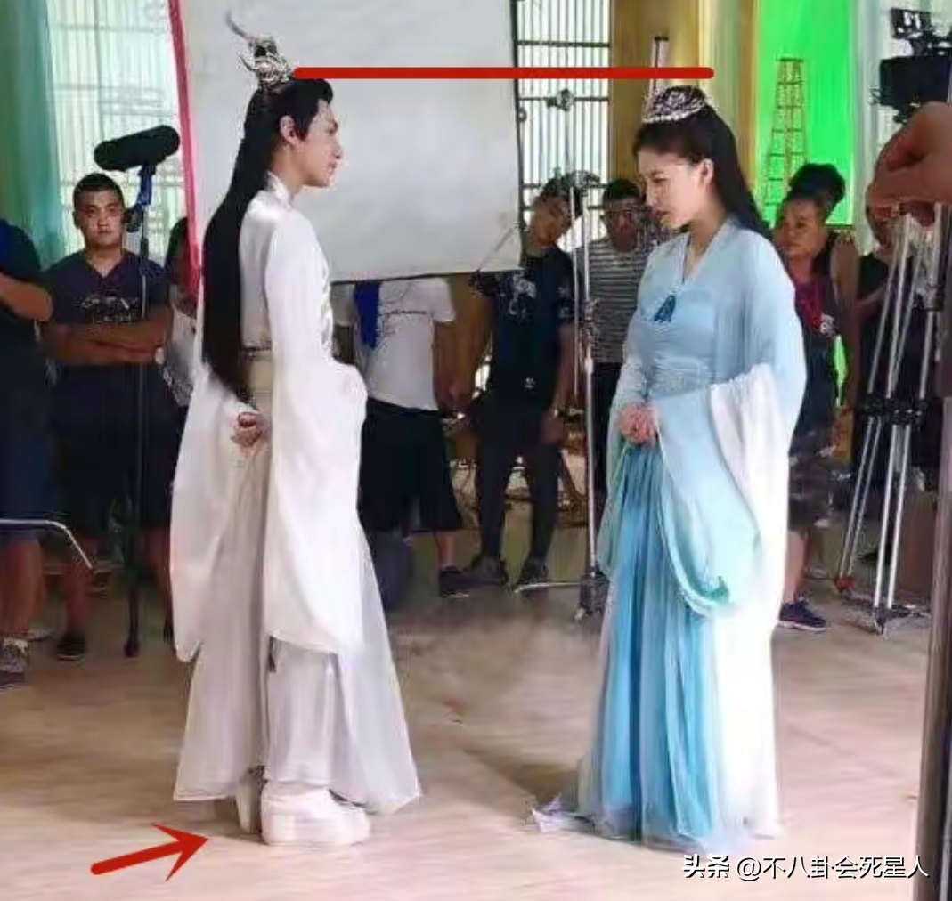 Huang Xiaoming steps on 7cm height-enhancing shoes, Yang Yang's body ...