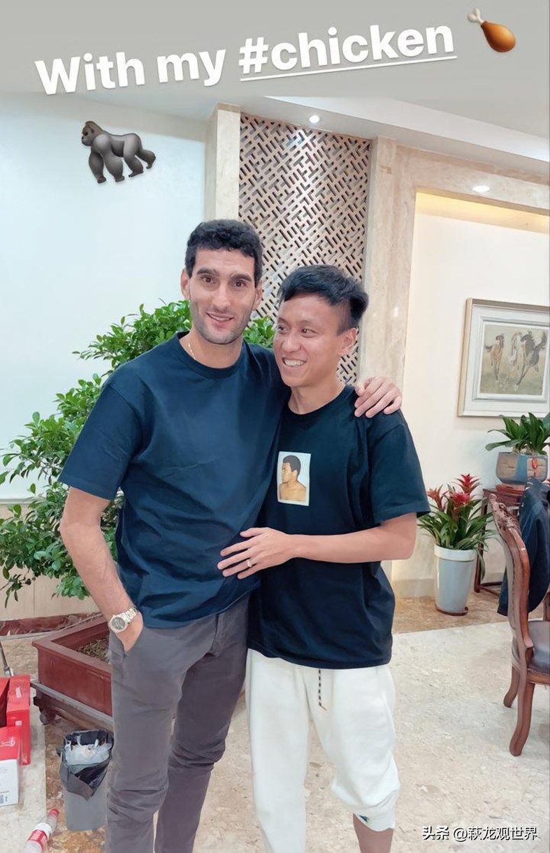 Cressan red wine and movie Fellaini take a photo with chickens, Stanqiu ...