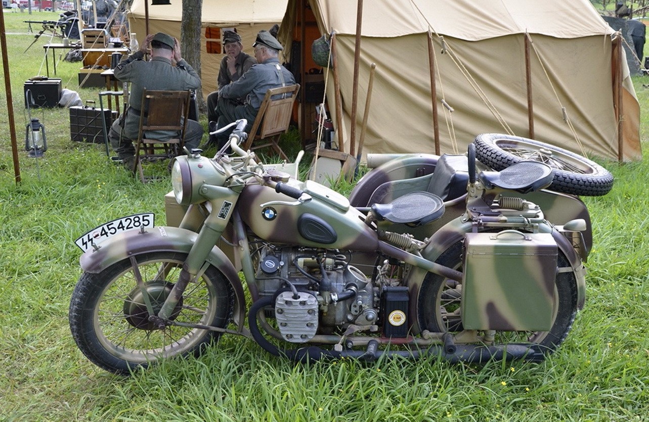 A group of photos of World War II and military fans - iNEWS