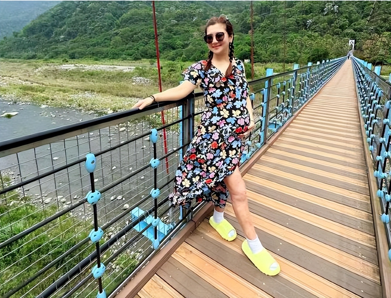 Selina shared about her last trip before giving birth. She wore a ...