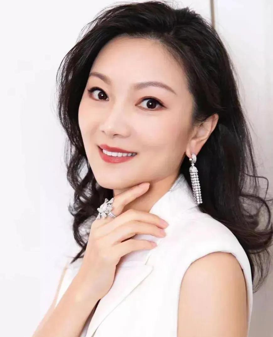 Living up to Xiao Hua and making Gong Li popular, the great director ...