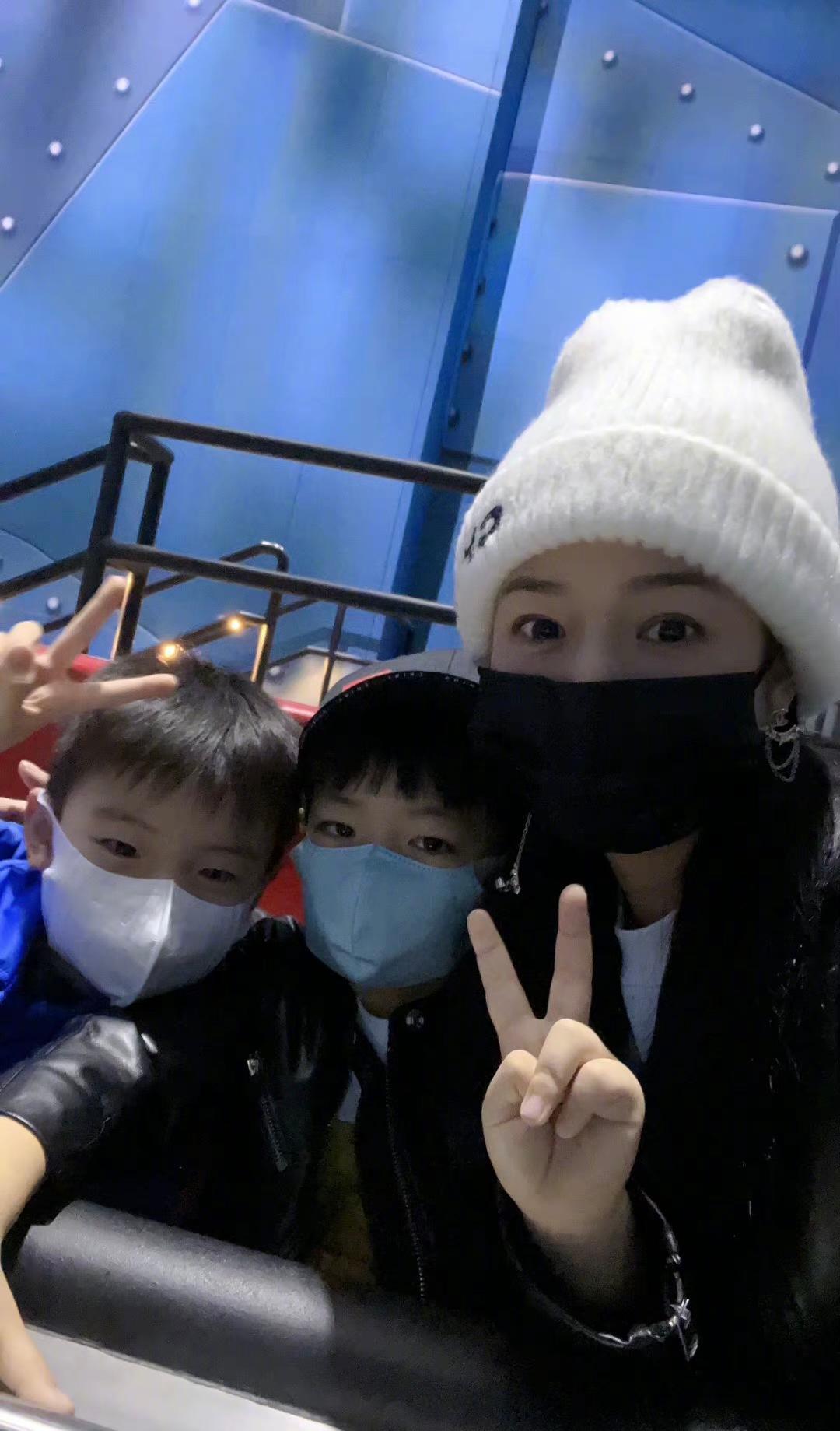 Michelle Chen takes her son to visit Universal Studios, the parent ...