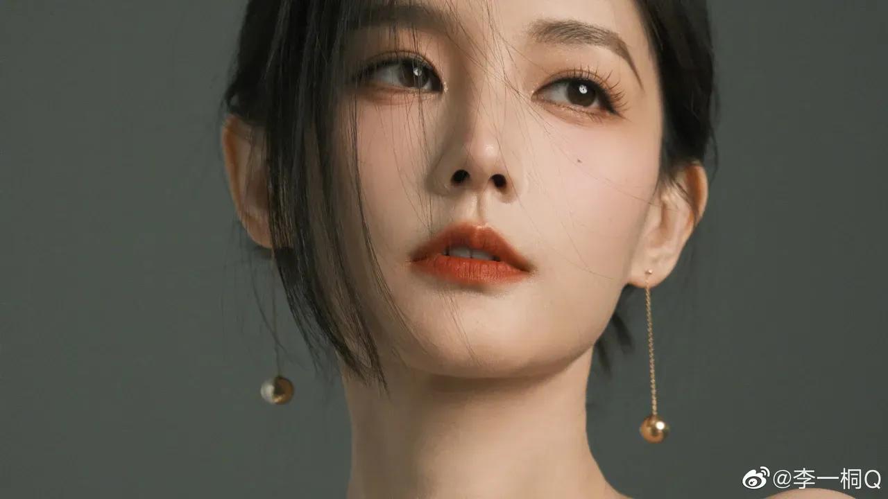 Li Yitong posted the latest beautiful photos with the text Su Jiuer ...