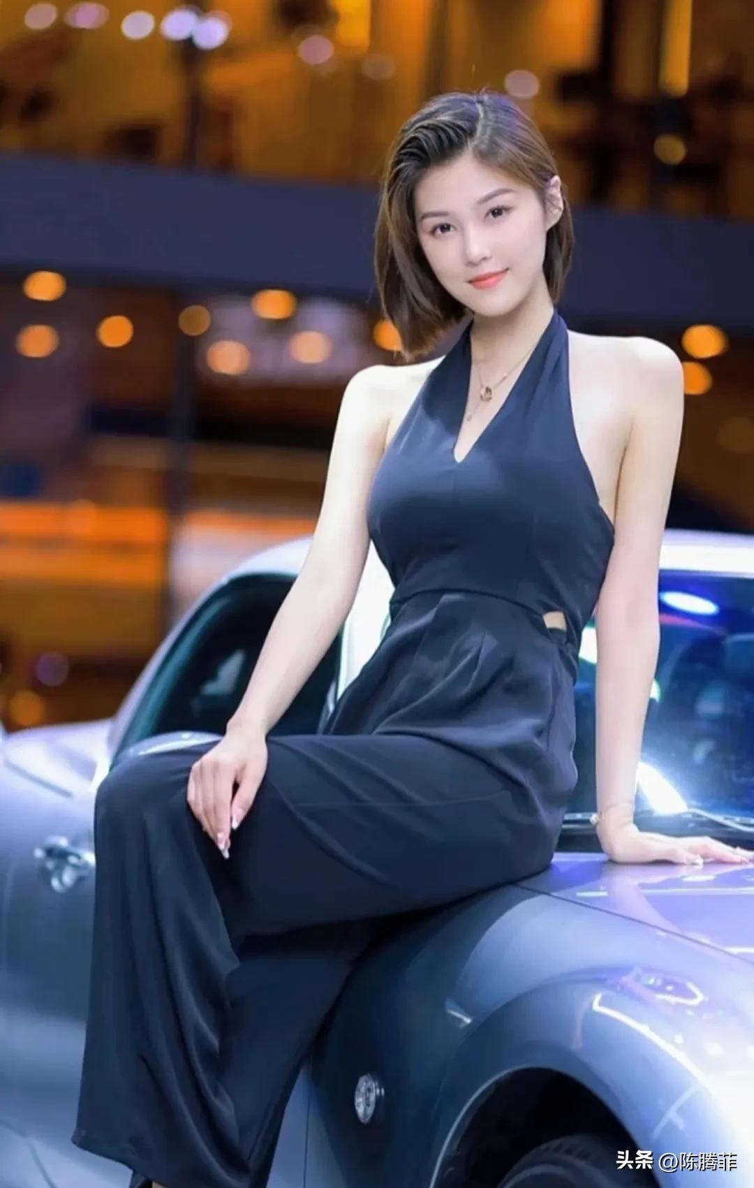 Cheng Er's sexy and charming female car model - iNEWS