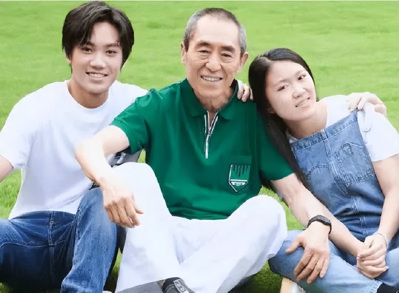 Zhang Yimou posted a family portrait, he was full of white hair and ...