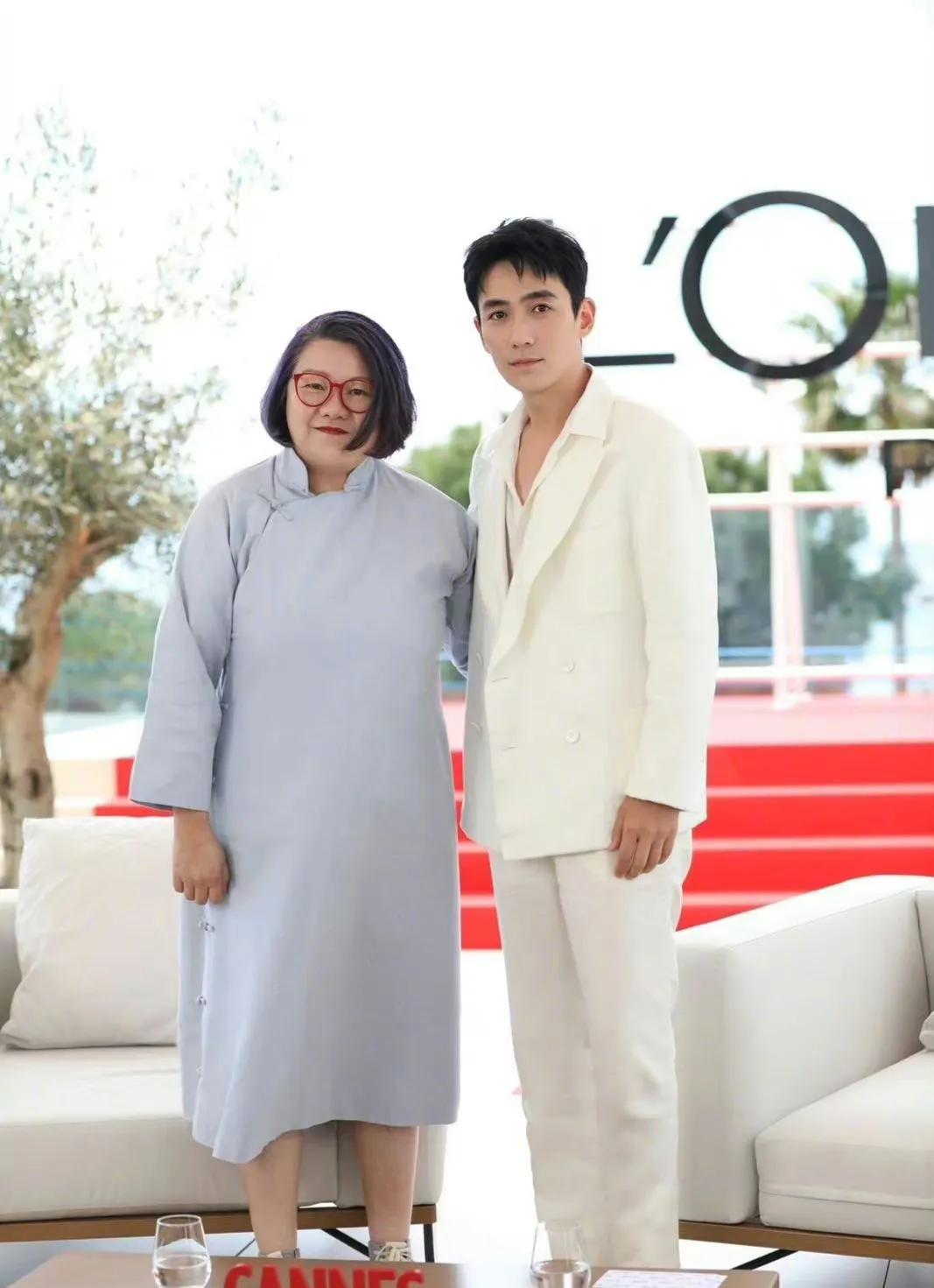 Hong Huang, a real celebrity in the Beijing circle, named Gong Jun's studio and satirized him ...