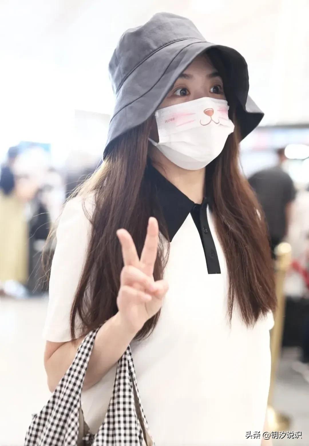 Zhang Hanyun appeared at Beijing Airport, wearing a fresh and charming ...
