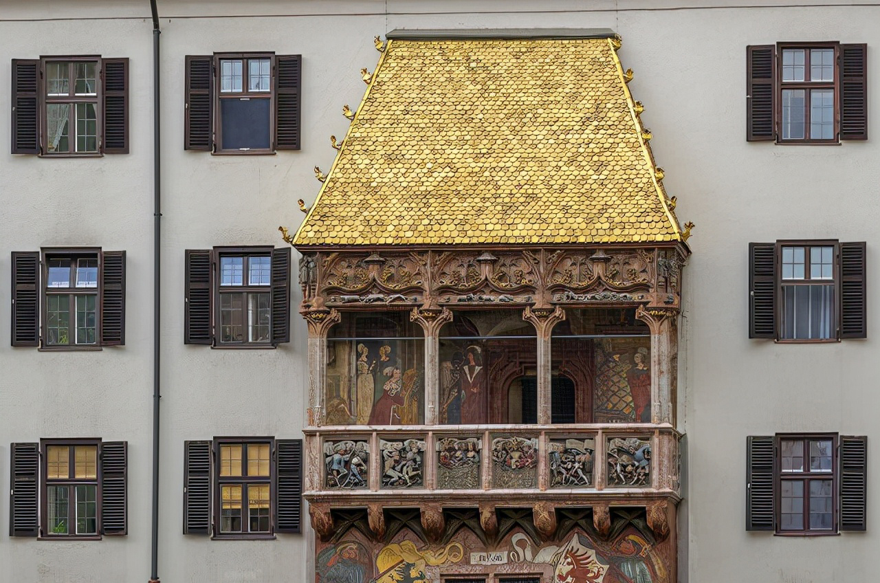 There are three golden roofs in Shanghai, one is luxurious and the ...