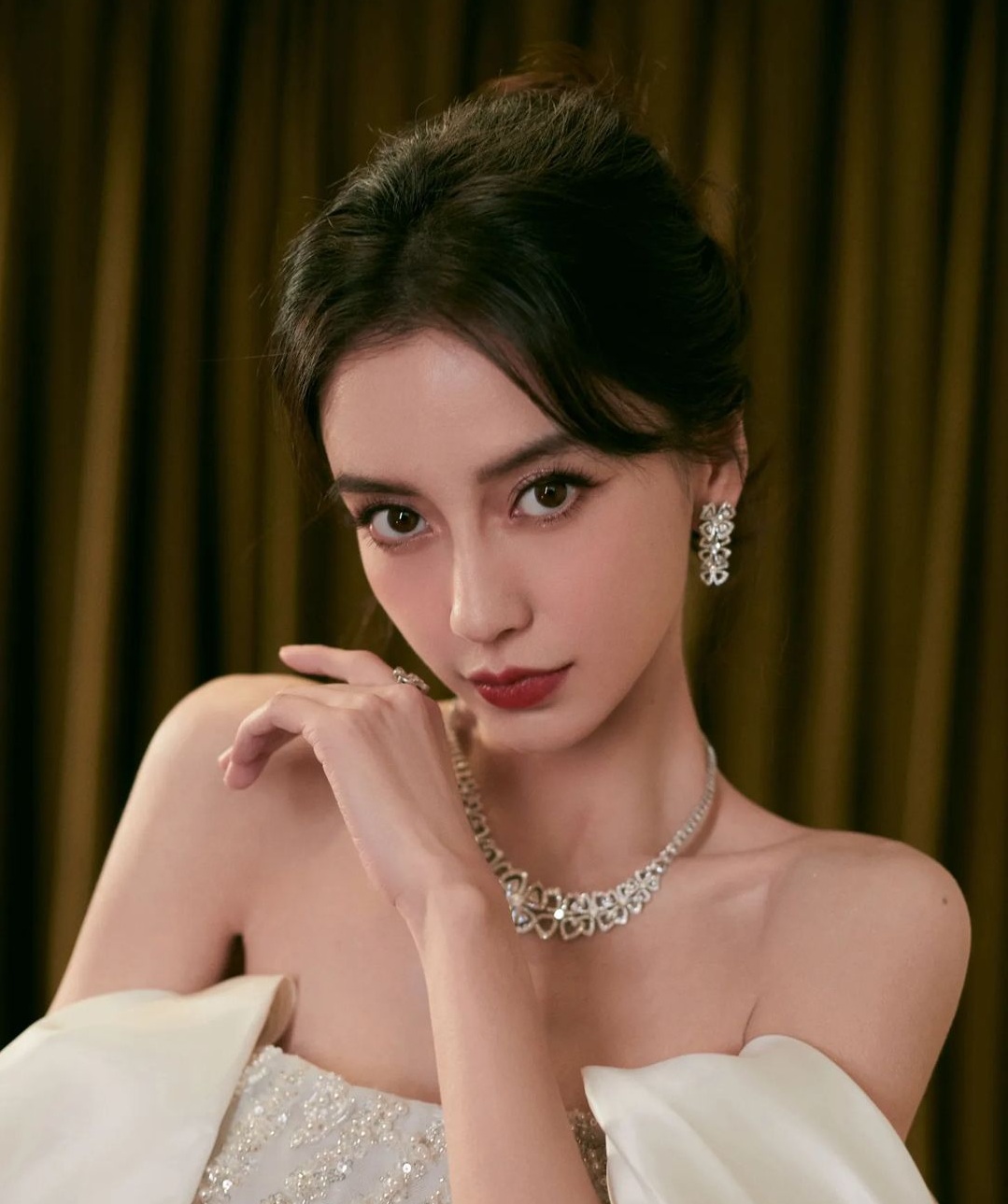 Female stars Yang Ying and Mao Xiaotong wear low-cut white dresses ...