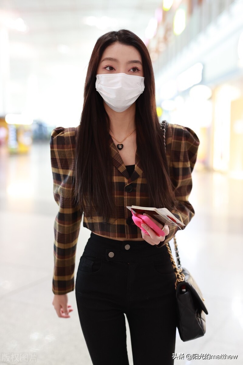 Li Ziting departs from Beijing Airport to show her beautiful legs in ...