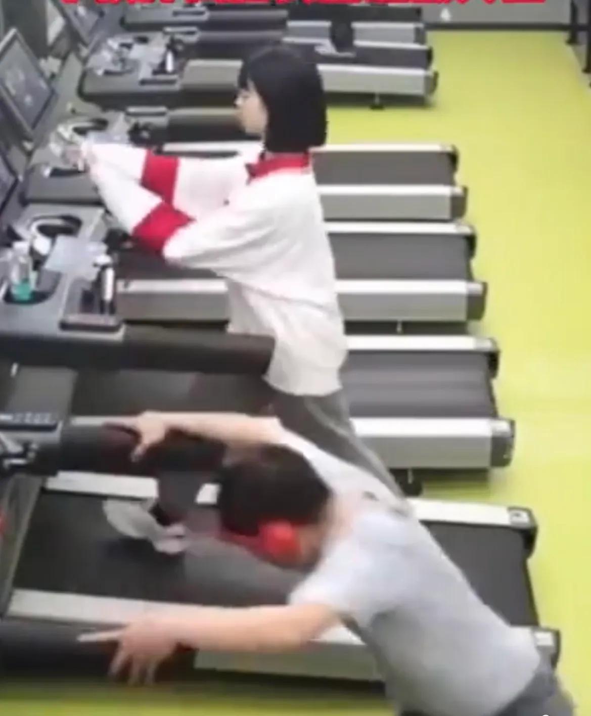 Fitness accident!The man fell on the treadmill and was sent to the ...