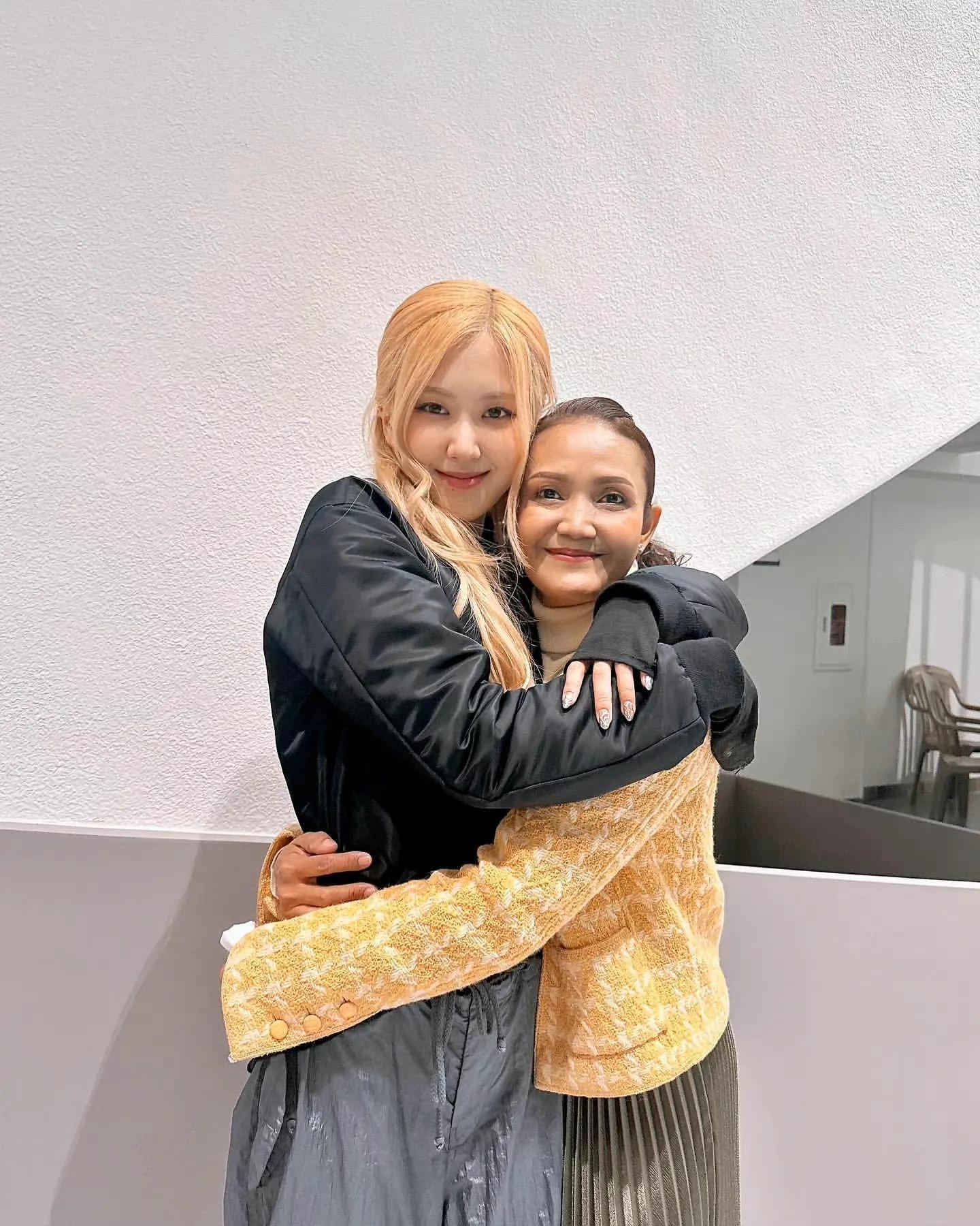 Finally know why Lisa is so beautiful, it's too warm for my mom to hug ...