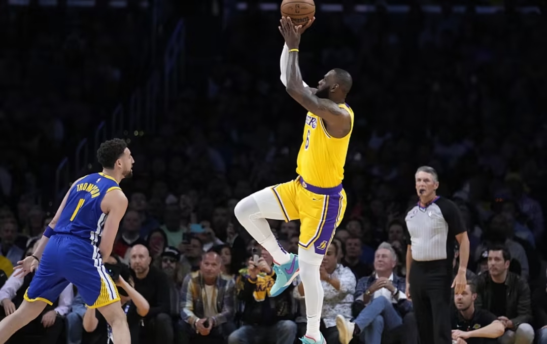 The Lakers narrowly beat the Warriors 3-1 to get the match point! Curry cut triple-double ...