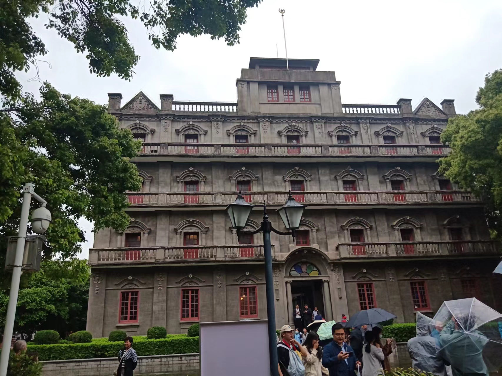The drizzle is hazy, and the Longevity Palace is looking for the trace ...