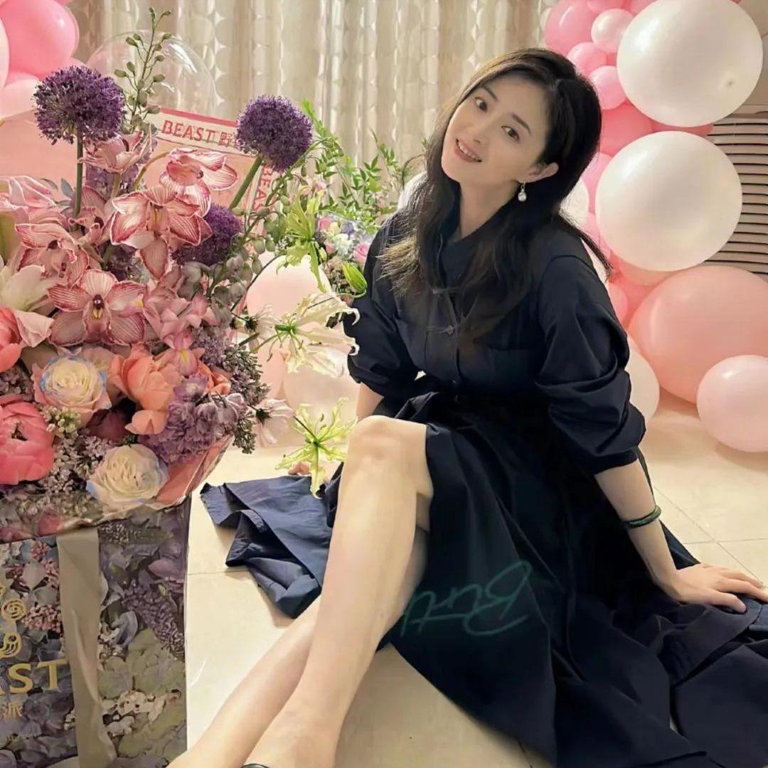 Jiang Xinqing posted beautiful photos to celebrate her 40th birthday ...