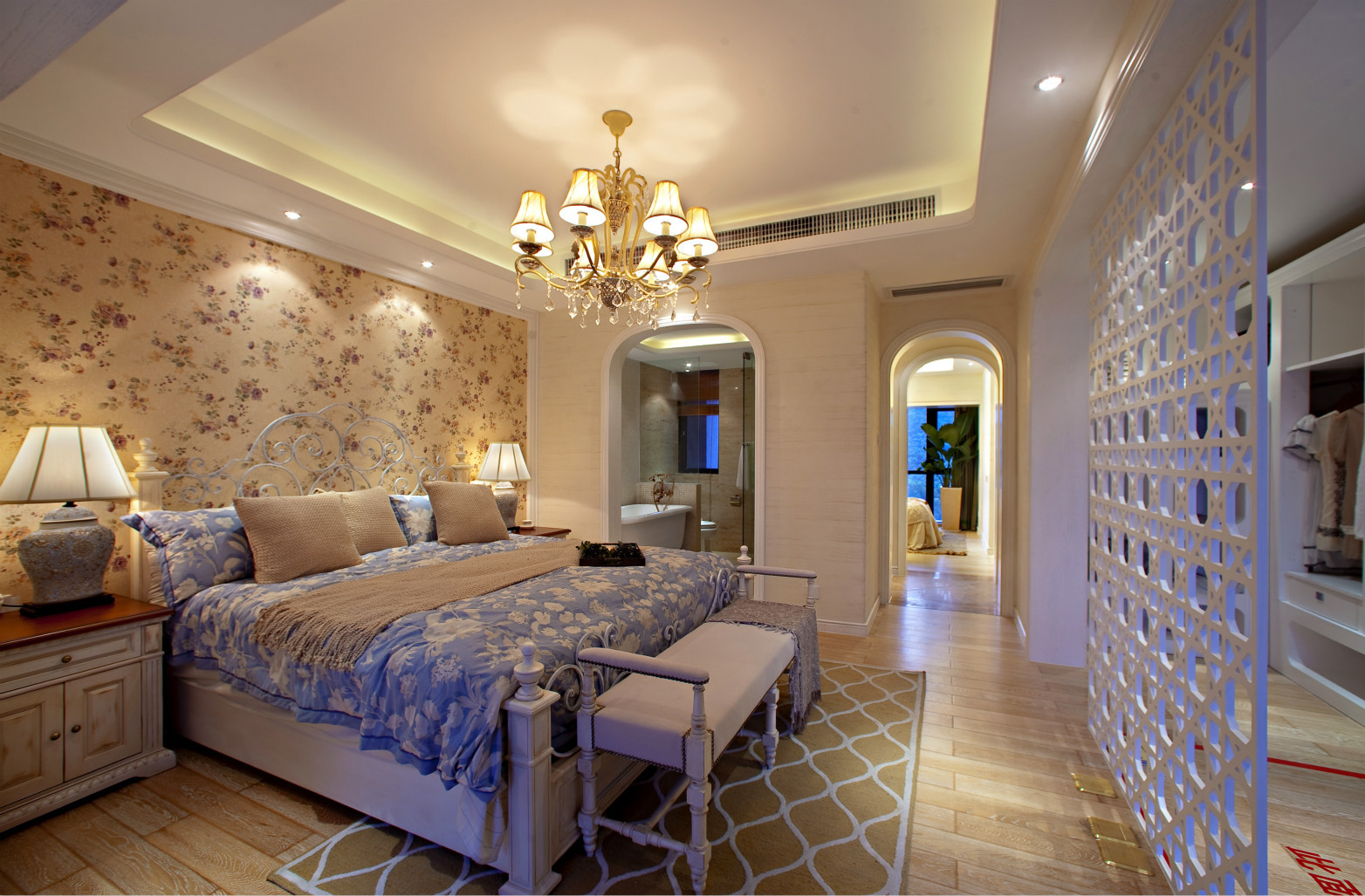 164 square meters American-style four-bedroom, the living room is very ...