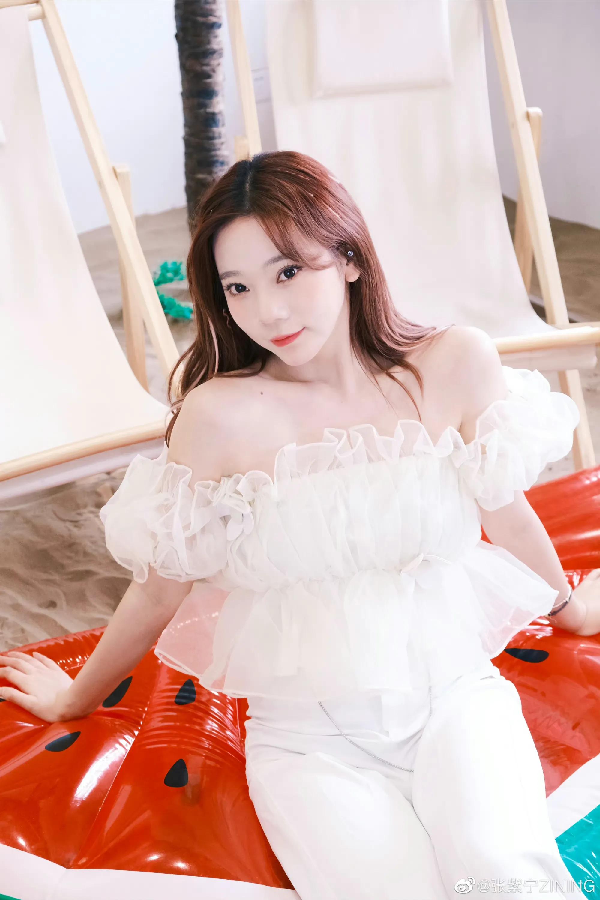 Beautiful picture of Zhang Zining - iNEWS