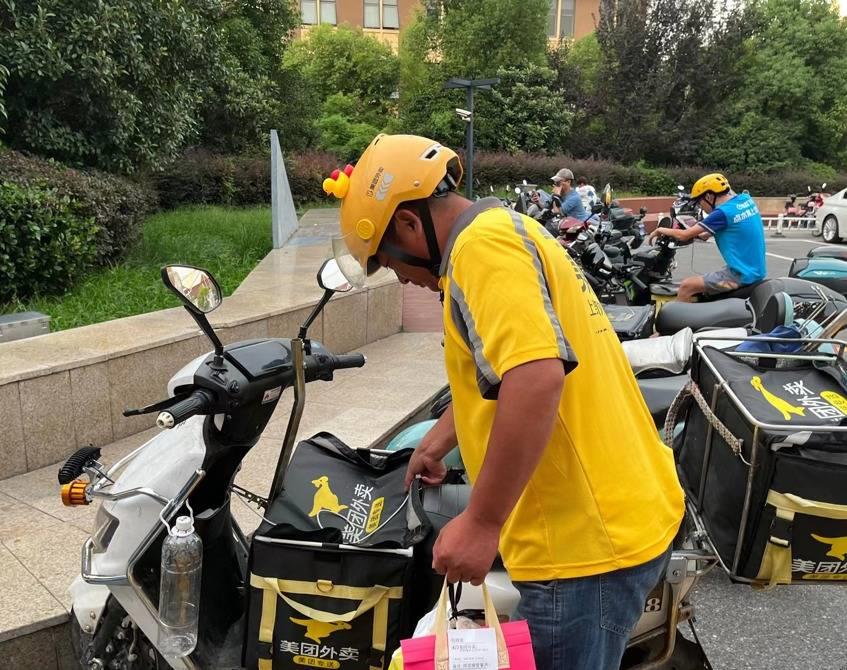 In "the most difficult year" for food delivery riders, they start to ...