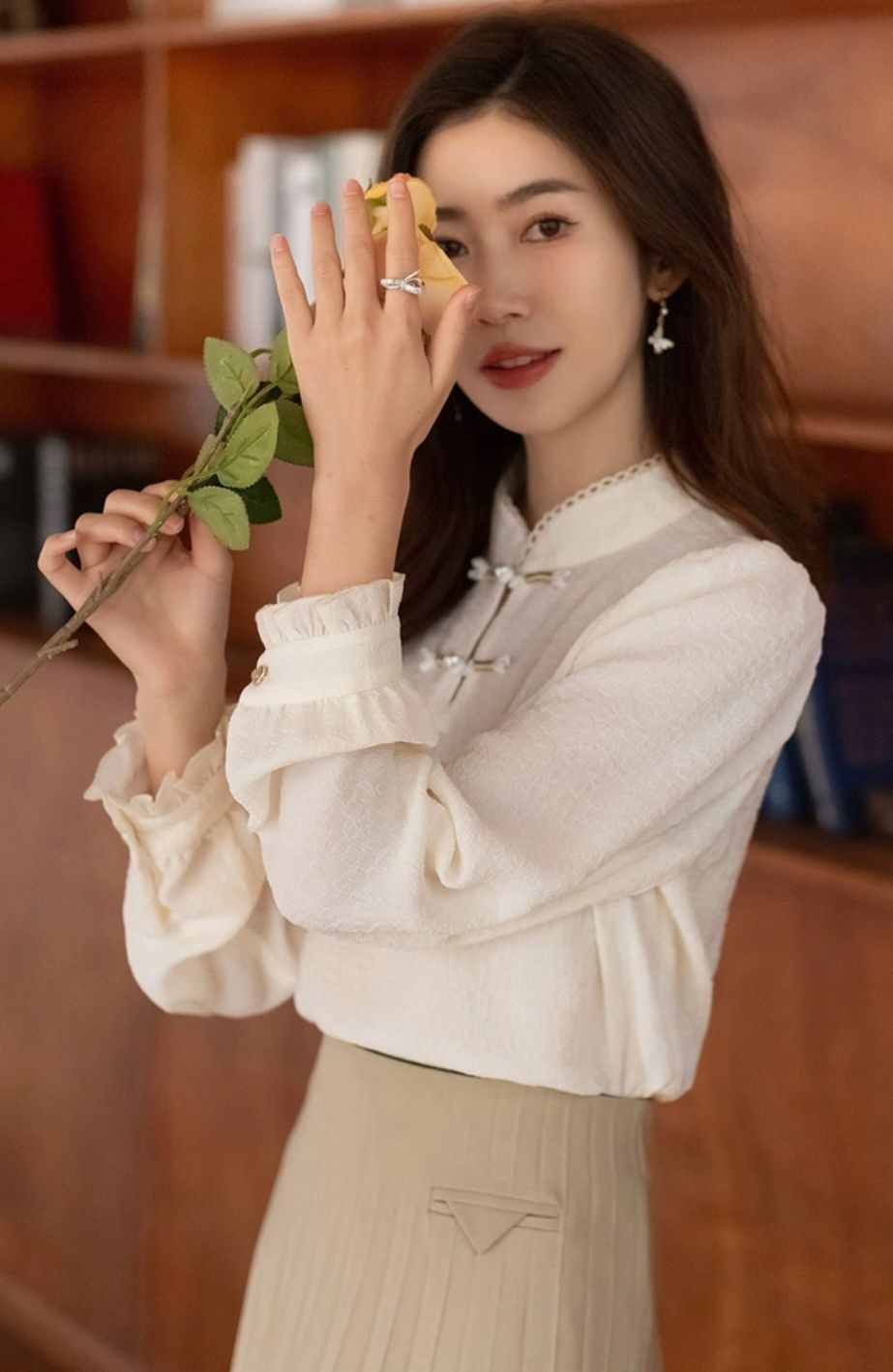 The 36-year-old blogger has an open temperament, wearing a national ...