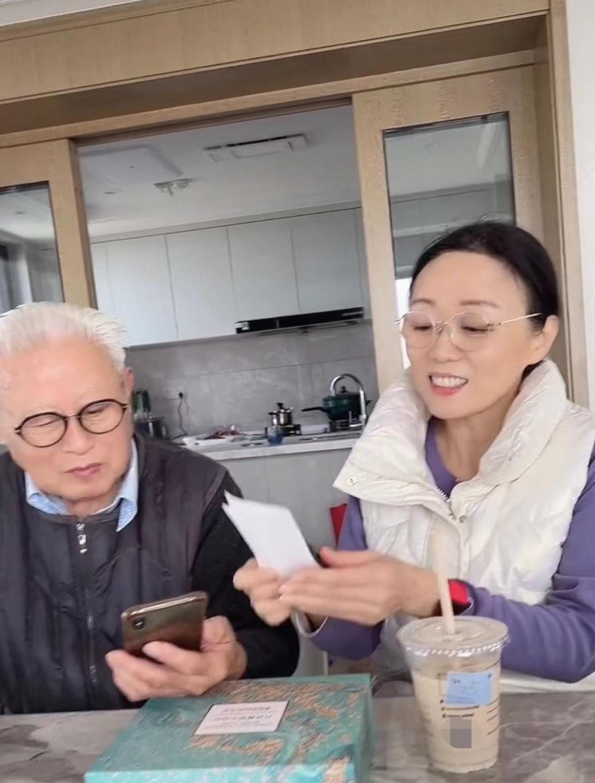 The 60-year-old actor Wu Qiong went back to his hometown to celebrate the New Year, dressed in ...