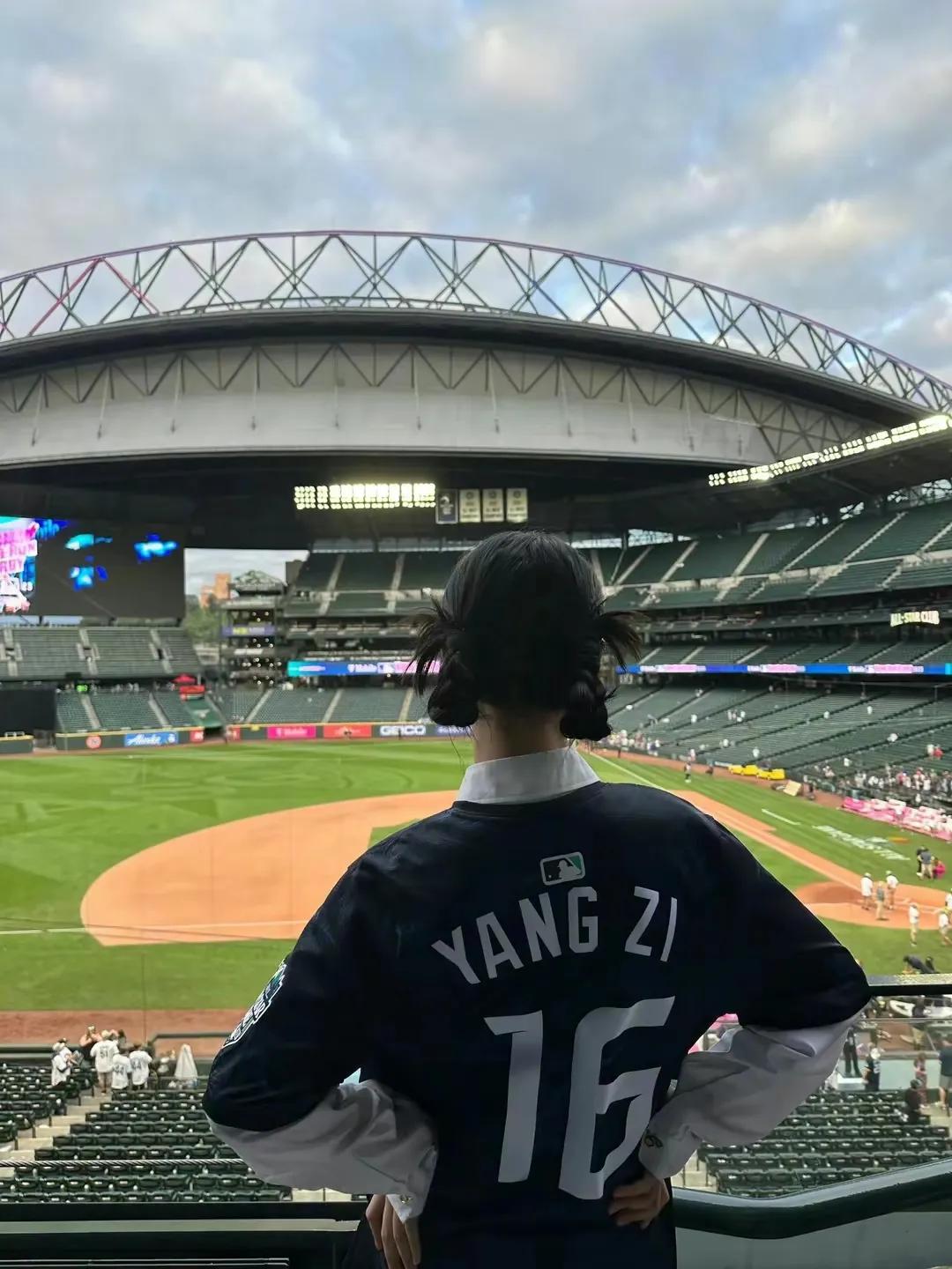 Yang Zi appeared to watch the MLB All-Star Game wearing a baseball uniform and braiding, full of ...
