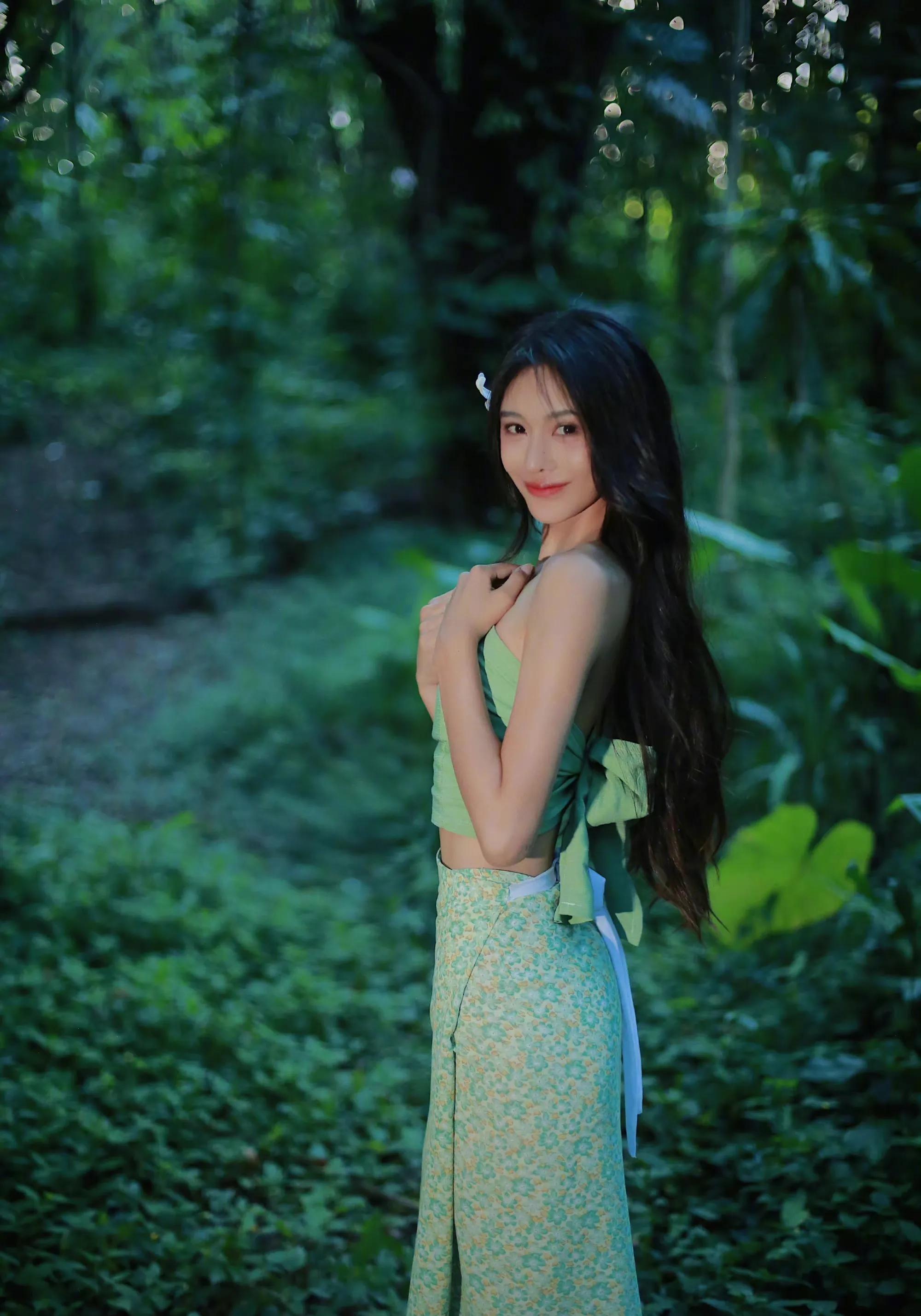 Yang Fuyu is exploring in the forest, so beautiful - iNEWS