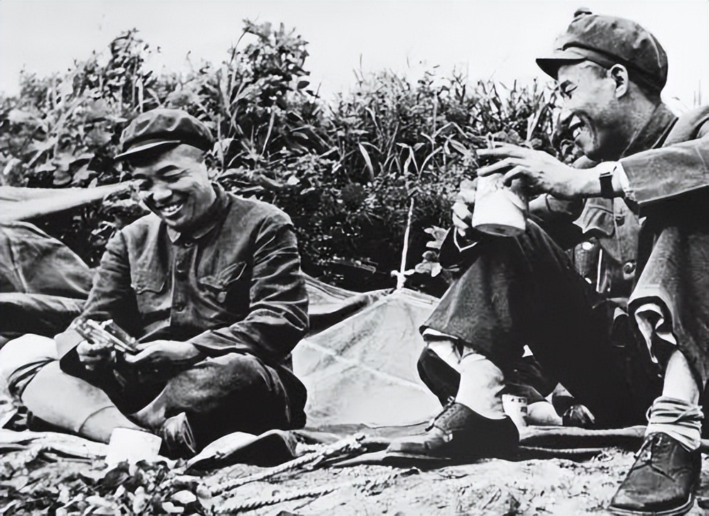 Married to the small platoon leader of the Hunan Army at the age of 12 ...