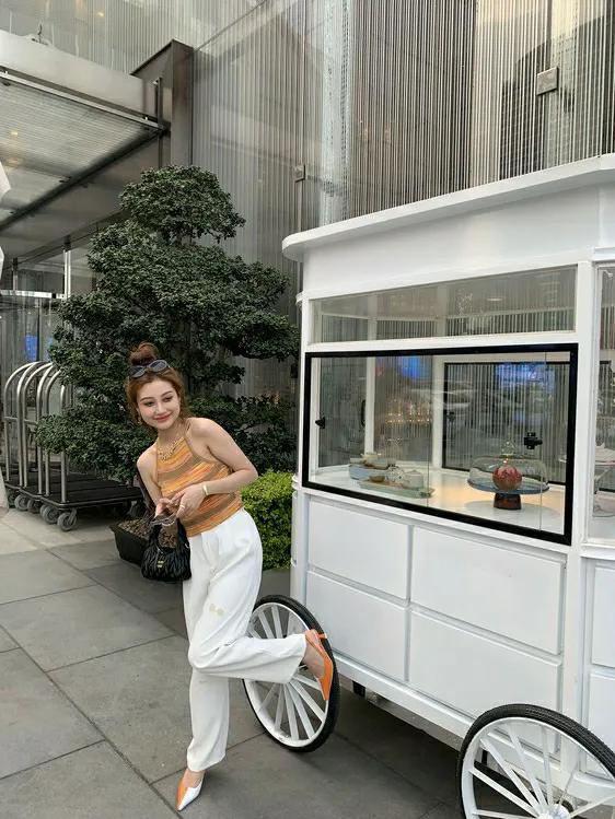 This pair of high-heeled shoes gives women a sense of ecstasy. - iNEWS