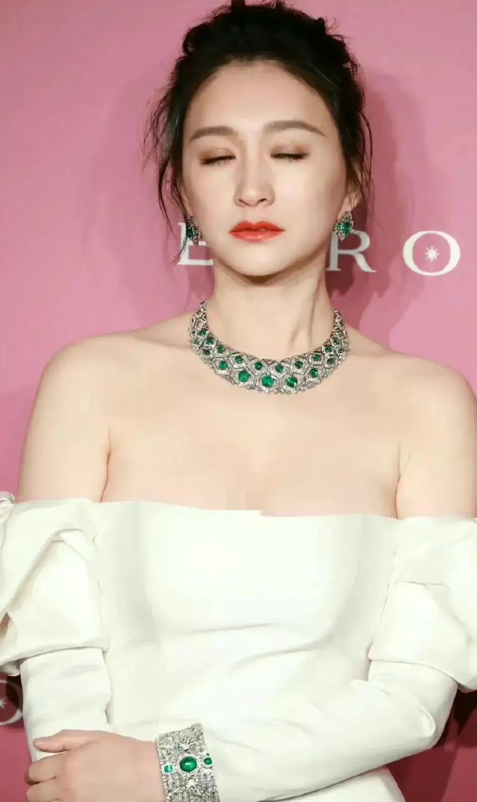 Beautiful goddess Li Xiaoran - iNEWS