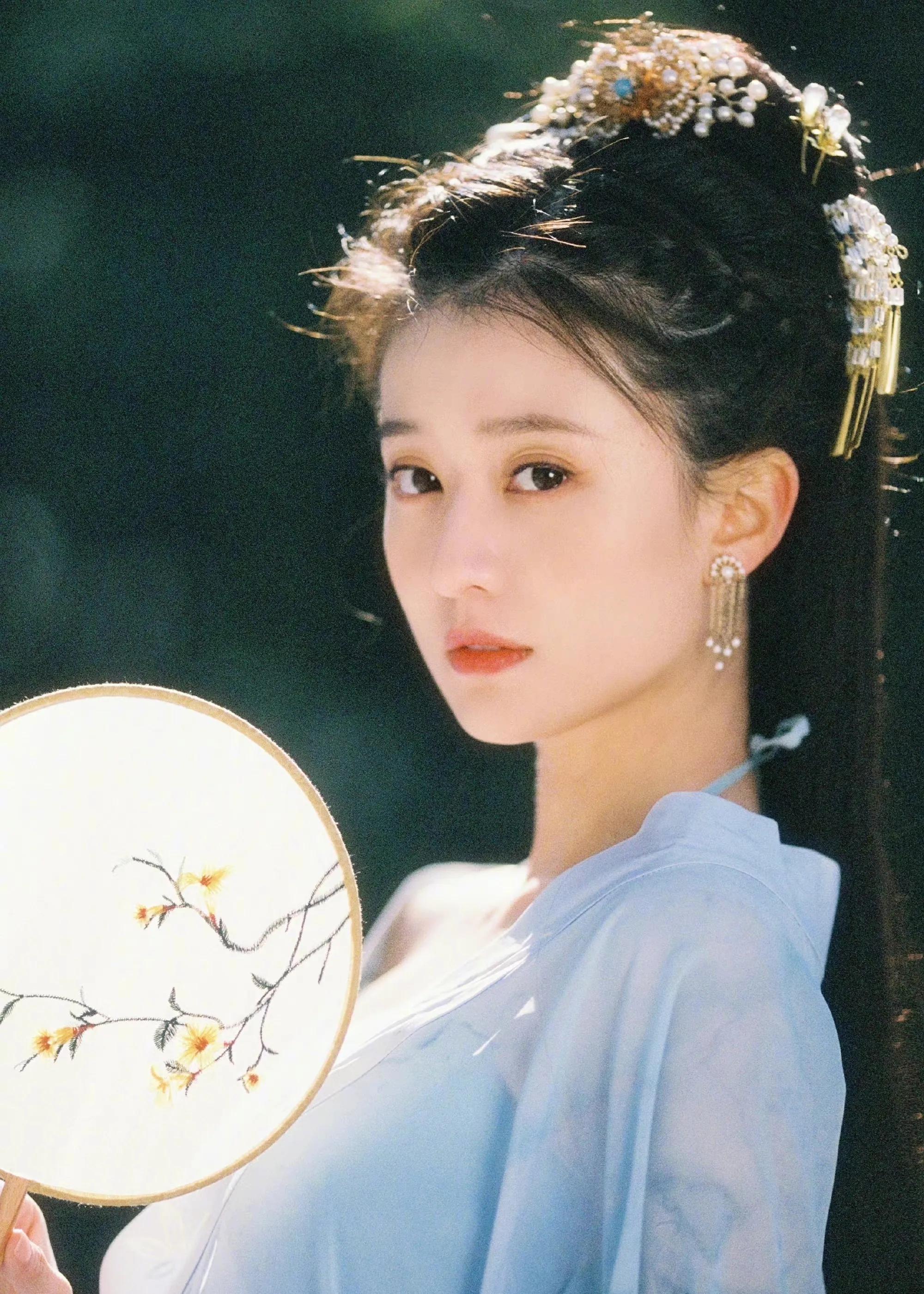 Star costume photos / Qiao Xin - iNEWS