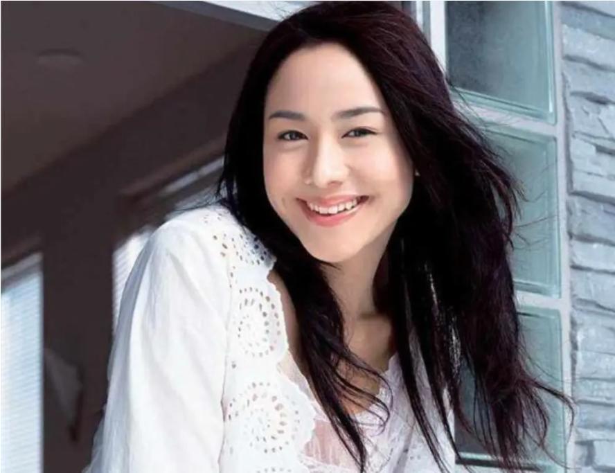 The 44-year-old Lin Jiaxin's marriage ended and she settled in Canada with her twin daughters ...