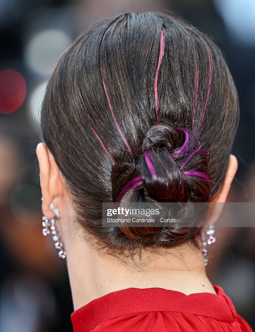 Gong Li wore a red "battle robe" and appeared on the Cannes red carpet ...