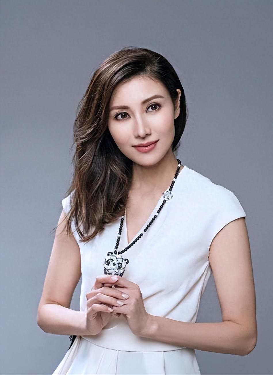 Hong Kong goddess Michelle Reis posted bikini photos, with a slim waist and slim legs, super hot ...