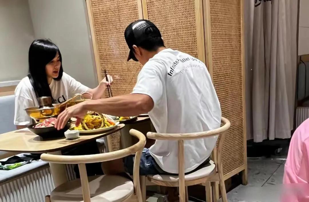 Wu Zun and his wife met by chance while eating hot pot in Shanghai. Lin Liyin was elegant and ...