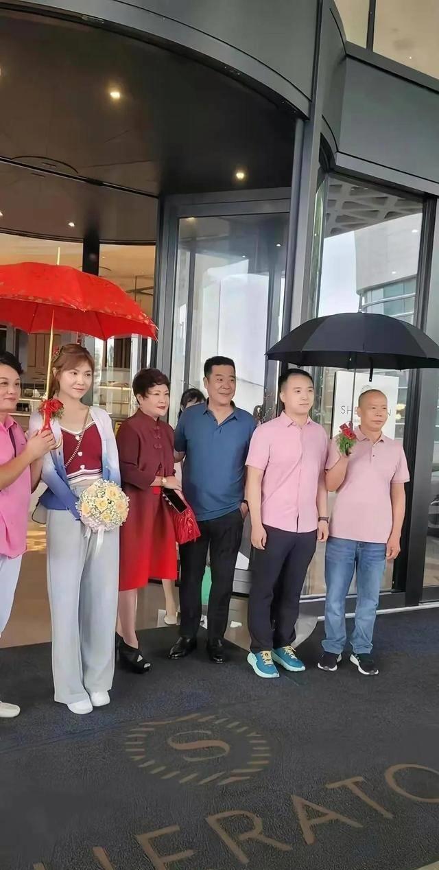 55-year-old Hu Yanfen's family portrait, her daughter's husband is a ...