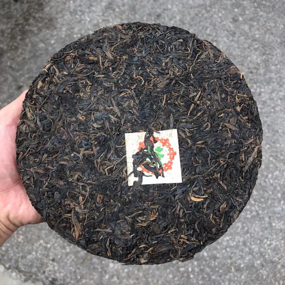 In the 1980s, the old Yiwu tea cake raw tea medium tea is 88 green, a ...